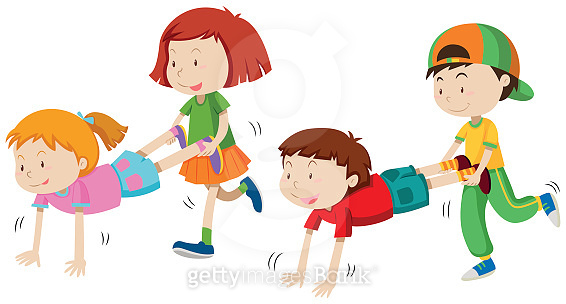 Children playing wheel barrow (524714564) - 게티이미지뱅크