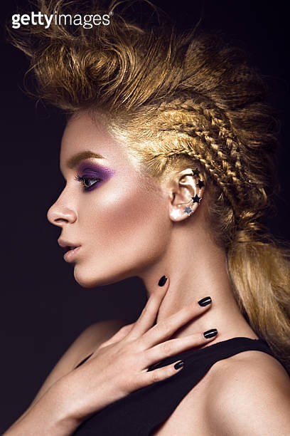 Daring girl with a mohawk hairstyle, painted in gold, punk 이미지 ...