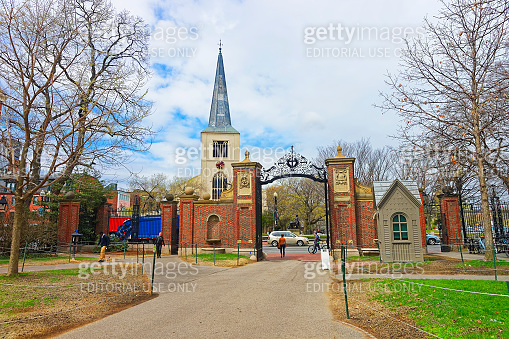First Parish Church in Cambridge and tourists at Harvard Yard 이미지 ...