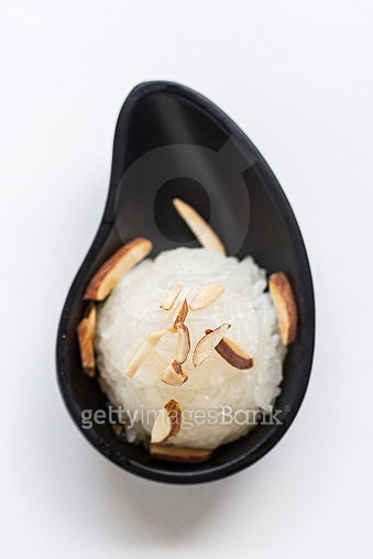 Sweet Sticky Rice with Sliced Almonds. 이미지 (594945746) - 게티이미지뱅크