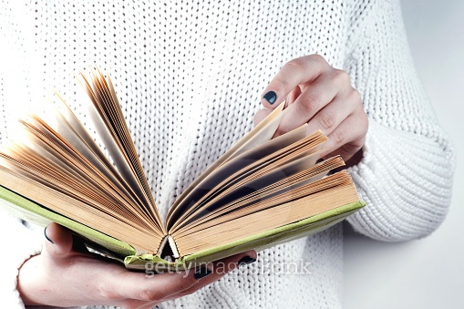 Young girl reading an open book old book. (538159694) - 게티이미지뱅크