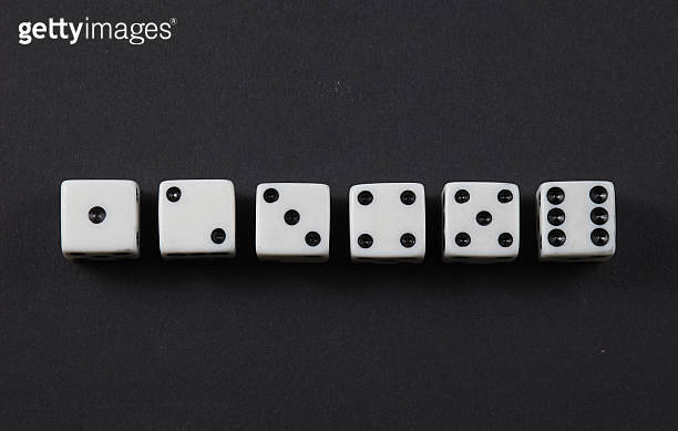 Dice in a row showing numbers one to six (508190828) - 게티이미지뱅크
