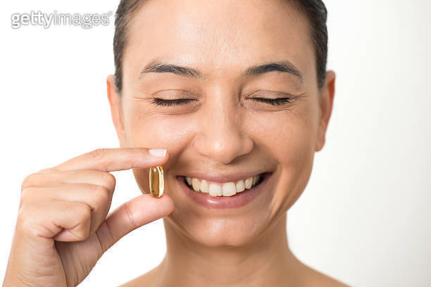 Woman Holding And Showing Soft Gel Capsule 이미지 (504896554) - 게티이미지뱅크