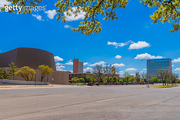 Lubbock skyline cityscape with spring foliage,TX (525017120) - 게티이미지뱅크