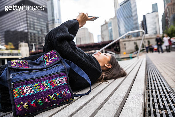 Woman teen in Chicago downtown having fun waiting for friends 이미지 ...