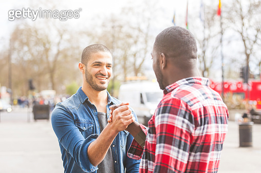 Two men giving a friendly handshake 이미지 (617357156) - 게티이미지뱅크