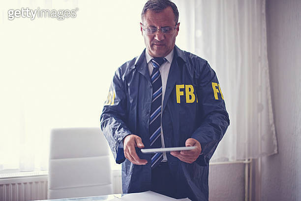 FBI agent holding tablet 이미지 (532184768) - 게티이미지뱅크