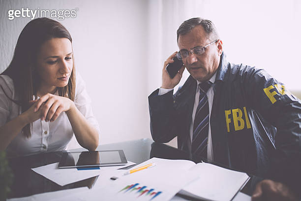 Fbi agent on the phone 이미지 (530485380) - 게티이미지뱅크