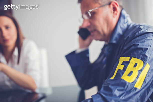 FBI man and lady agents 이미지 (530940888) - 게티이미지뱅크