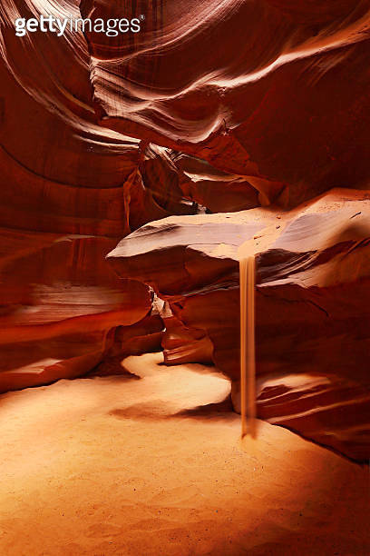 Antelope Canyon With Sand Falling Off Ledge (611990004) - 게티이미지뱅크