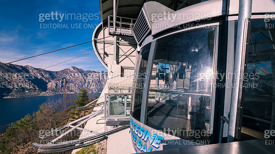 Cabin of a cableway stop at the top station. 이미지 (508875596) - 게티이미지뱅크