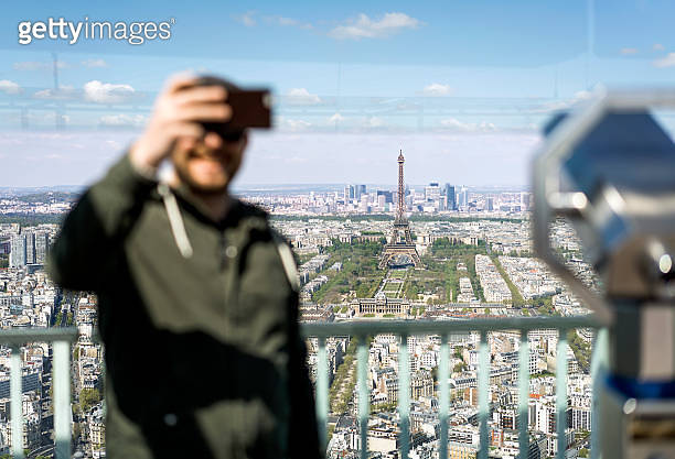 Man photographing Paris with Eiffel Tower 이미지 (532121848) - 게티이미지뱅크