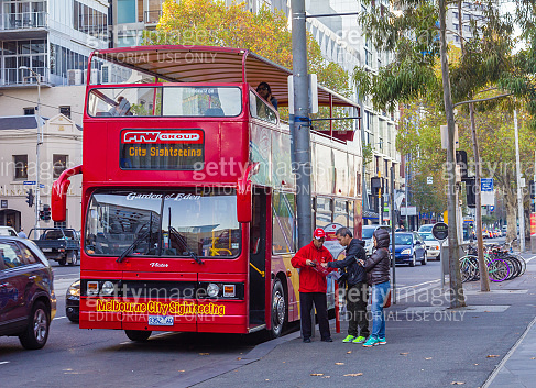 Tourists and bus driver outside sightseeing bus in Melbourne 이미지 ...