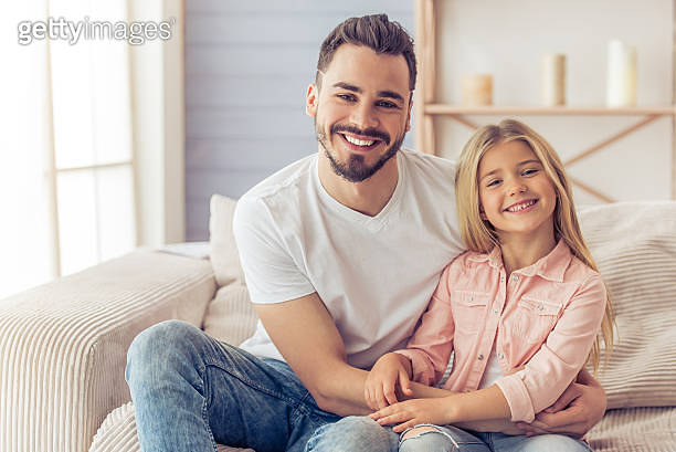 Dad and daughter at home 이미지 (538161476) - 게티이미지뱅크