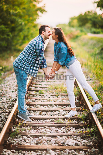Young couple on a railway tracks 이미지 (600086252) - 게티이미지뱅크