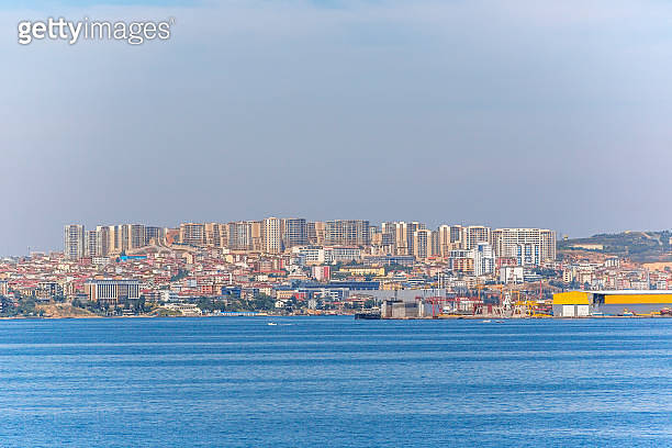 crowded buildings at coast of pendik istanbul turkey 이미지 (626414134 ...
