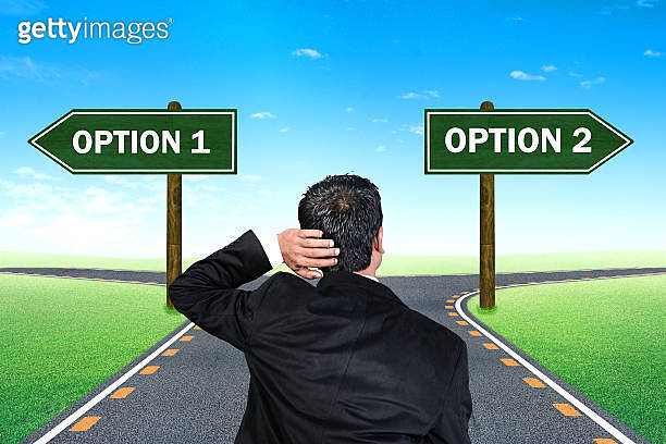 Man confused between two options (585186632) - 게티이미지뱅크