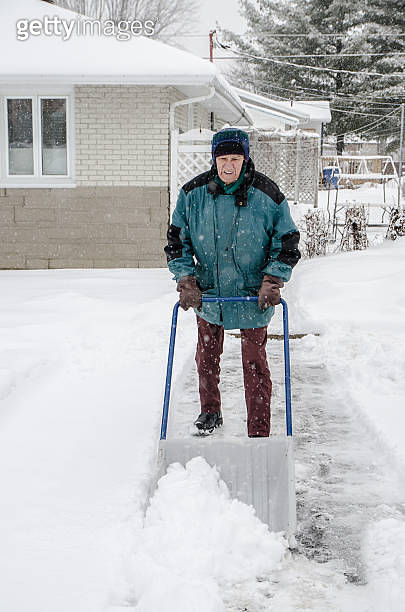 Old man shoveling snow out of his driveway 이미지 (503336518) - 게티이미지뱅크