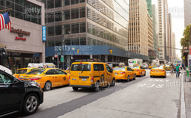 Classic street view of yellow cabs in New York city (507954854) - 게티이미지뱅크