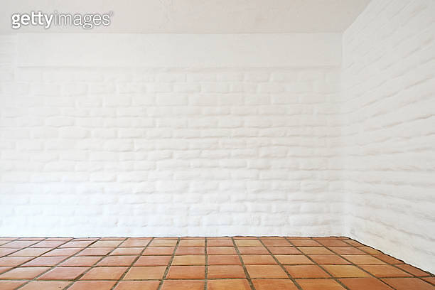 Empty White Adobe brick Wall and Tile, Santa Fe 이미지 (524543442) - 게티이미지뱅크