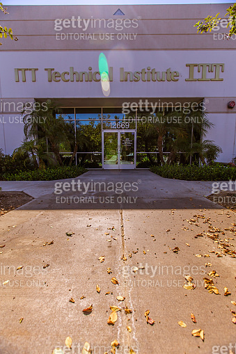 ITT Technical Institute sign and school campus showing its closure 이미지 ...