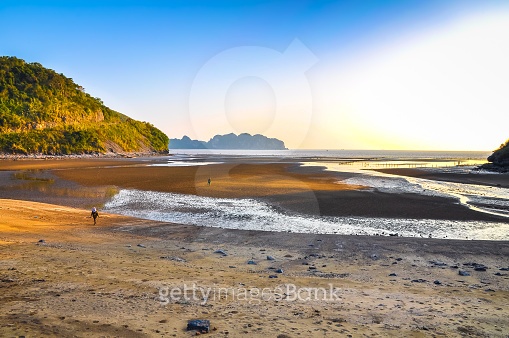 Coast of Cat Ba Island during low tide (522734022) - 게티이미지뱅크