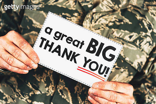 Military service member with thank you sign 이미지 (495871514) - 게티이미지뱅크