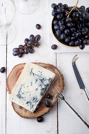 Blue mould, mold cheese with fresh grape (619266022) - 게티이미지뱅크