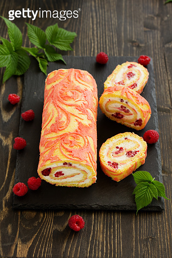 Sponge roulade with raspberries and cream. (590253310) - 게티이미지뱅크