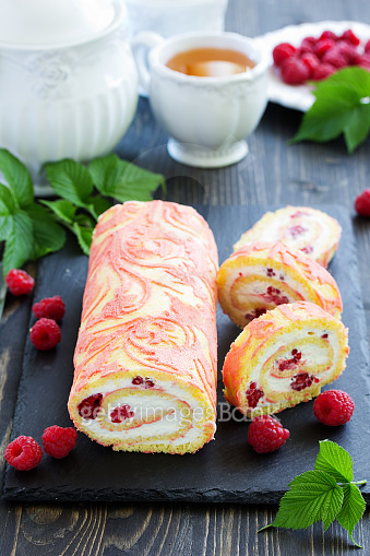 Sponge roulade with raspberries and cream. 이미지 (590252808) - 게티이미지뱅크
