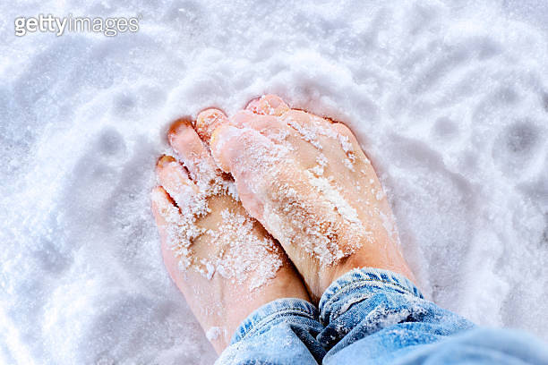 Freezing bare feet on ice 이미지 (504375428) - 게티이미지뱅크