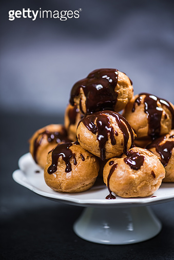 Stack of profiteroles eclairs with dark melted chocolate 이미지 (616223534 ...