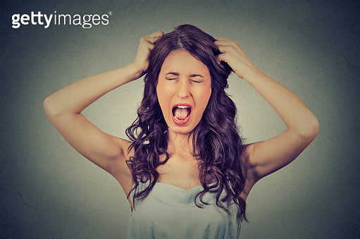 Frustrated angry woman screaming pulling her hair out 이미지 (586943754 ...