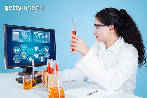 Researcher using computer while making experiment 이미지 (500666256) - 게티이미지뱅크