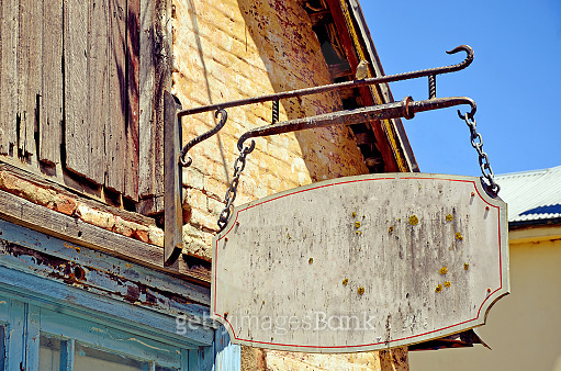 Vintage hanging sign on historic building (625061420) - 게티이미지뱅크