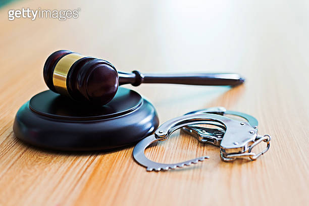 Gavel and handcuffs on desk 이미지 (519164010) - 게티이미지뱅크