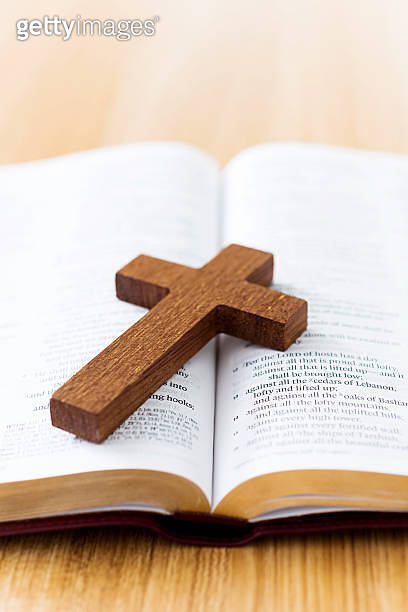 Bible and cross on desk (623522654) - 게티이미지뱅크
