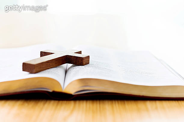 Bible and cross on desk (623522580) - 게티이미지뱅크