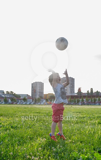 Happy little boy throwing a ball high up. 이미지 (540111188) - 게티이미지뱅크