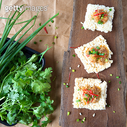 Crispy rice cake with pork and shrimp dipping (598138252) - 게티이미지뱅크