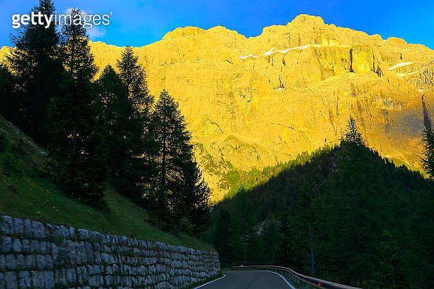 Sassolungo Alpine panorama at gold sunset, Dolomites, Italian Tirol ...