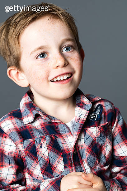 closeup portrait of a young male child with freckles laughing 이미지 ...