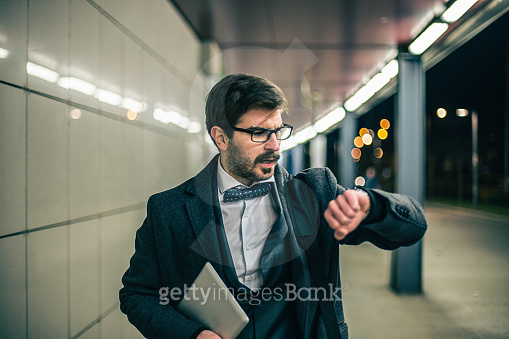 Nervous man being late and watching at hand clock 이미지 (623360556) - 게티이미지뱅크