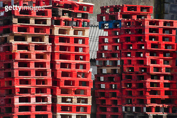 Stacks of red pallets. 이미지 (543192486) - 게티이미지뱅크