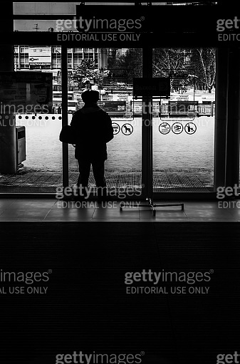 Man Waiting at a Window 이미지 (506033930) - 게티이미지뱅크