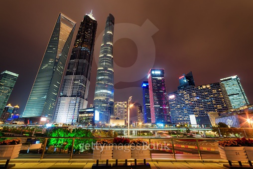 Night view of famous skyscrapers and other modern buildings 이미지 ...