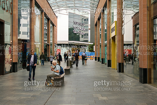 Unidentified people visit Princesshay shops 이미지 (615897864) - 게티이미지뱅크