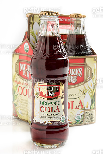 Nature's Pure Organic Cola Soda Drink (504755122) - 게티이미지뱅크