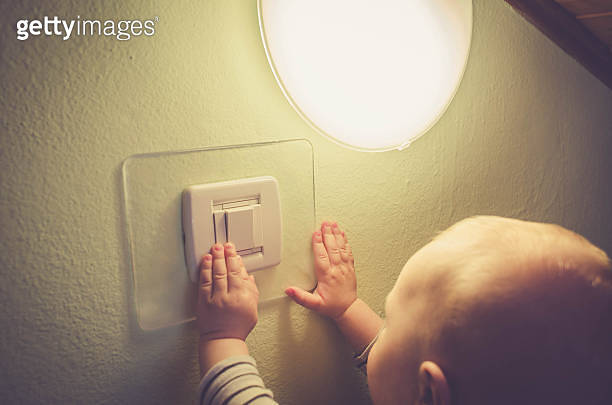 Baby child switching on / off the light 이미지 (538342954) - 게티이미지뱅크