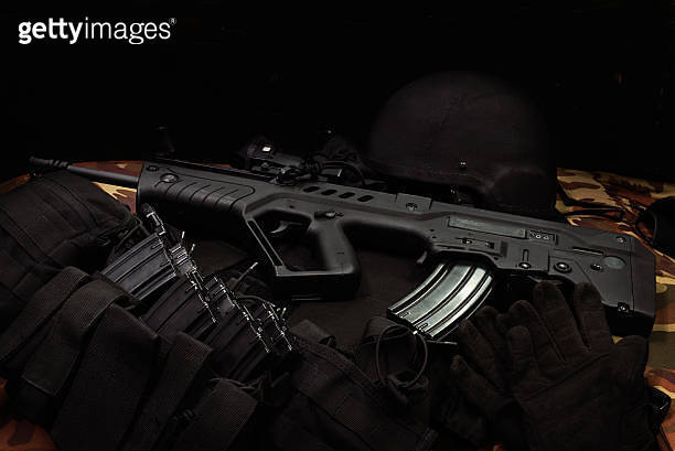 Israeli assault rifles with handgun and ammunition (503580176) - 게티이미지뱅크